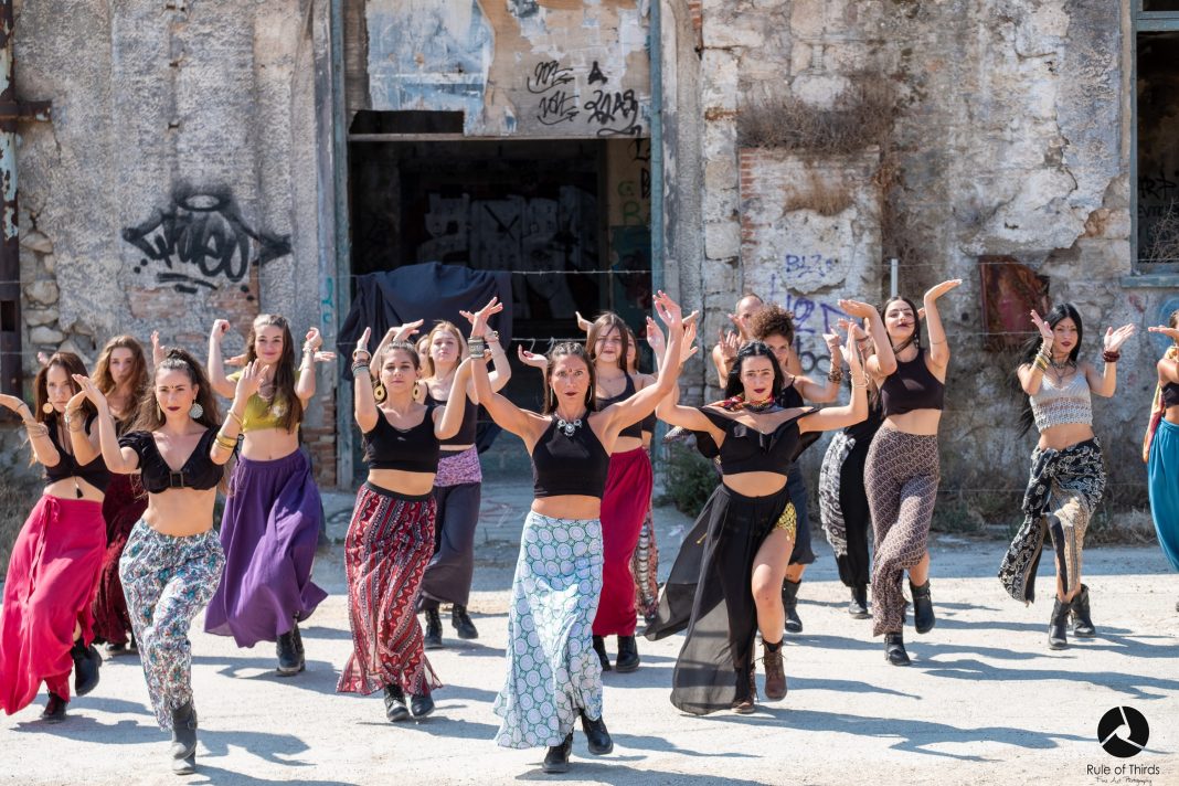 Λόγια Όμορφα: H Γιάννα Τερζή σε video clip-υπερπαραγωγή με αέρα Bollywood